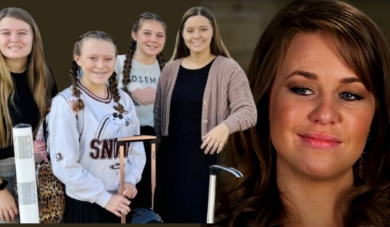 Rarely Seen Duggar Sisters Spotted In A Recent Family Photo On Jana ...